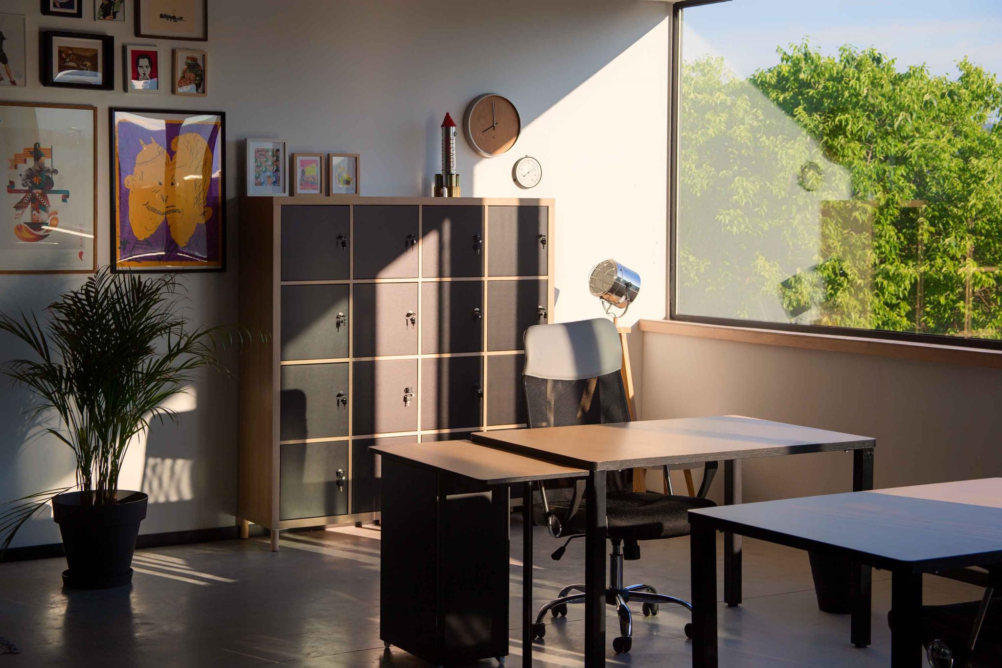 Mesa individual espacio abierto coworking - Alquiler de oficinas en Xàtiva